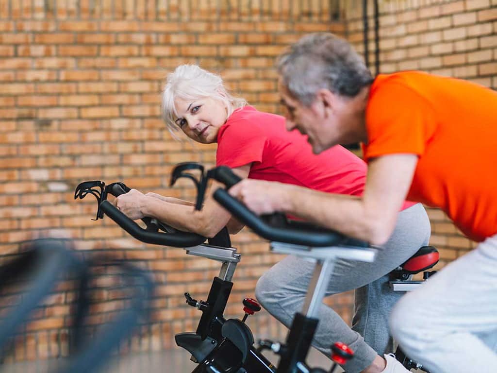 Rower stacjonarny dla seniora - jakie korzyści przynosi i jak wybrać ...